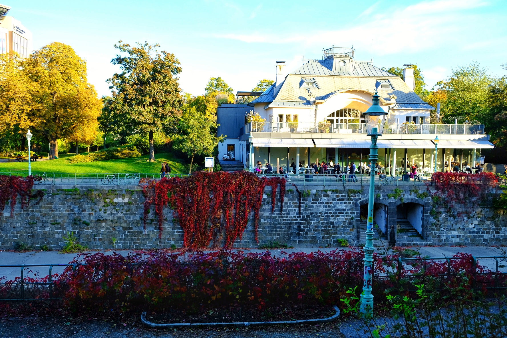 Wonderful Autumn photo inspirations - Stadtpark in Vienna, Austria - The Vienna BLOG
